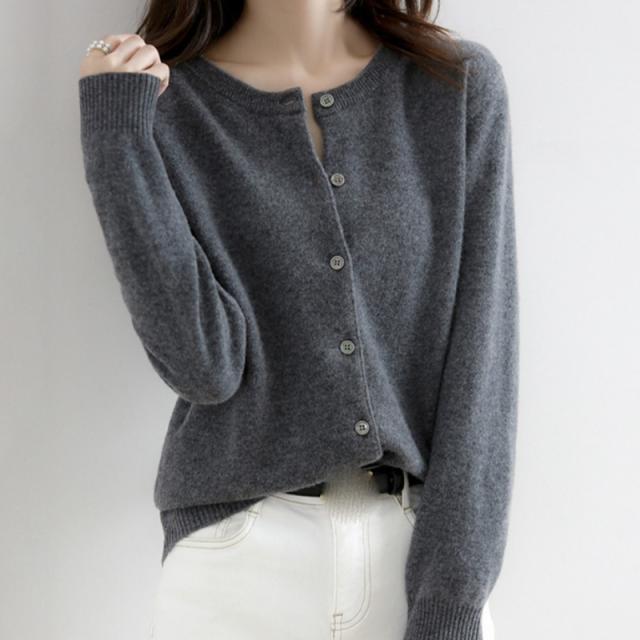 トップス カーディガン 袖あり 長袖 ラウンドネック ストレート Iライン 前開き 伸縮性 ニット かわいい 大人可愛い きれいめ シンプル 大人 上品 おしゃれ お洒落 大人可愛い 大人女子 こなれ感 キュート ガーリー エレガント 存在感 とろみ感 抜け感 無地 10代 20代 30代
