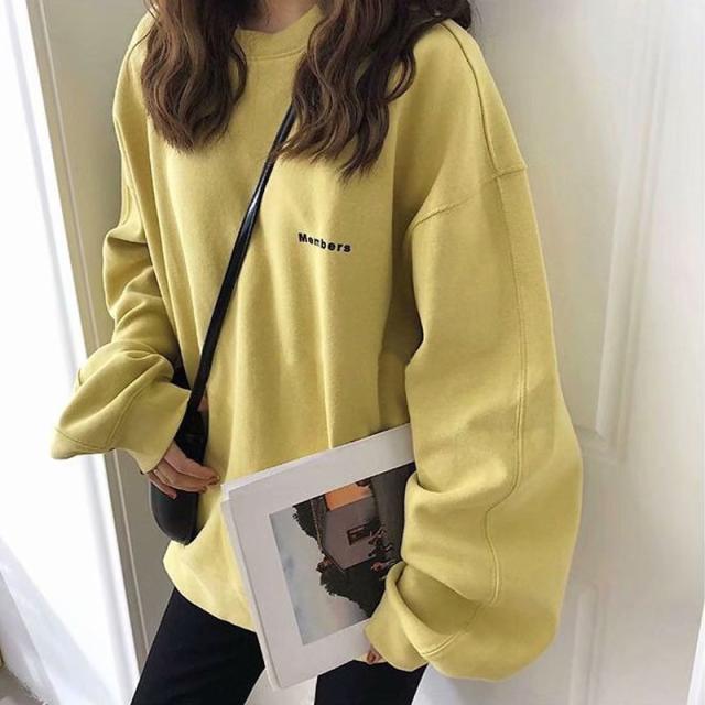 オーバーサイズ 胸ロゴ バックジグザグ模様 ワンポイント トップス スウェット プルオーバー トレーナー ミディアム丈 長袖 ドロップショルダー 襟なし クルーネック シンプル カジュアル おしゃれ お洒落 こなれ感 大人っぽい ボーイッシュ メンズライク リラクシー