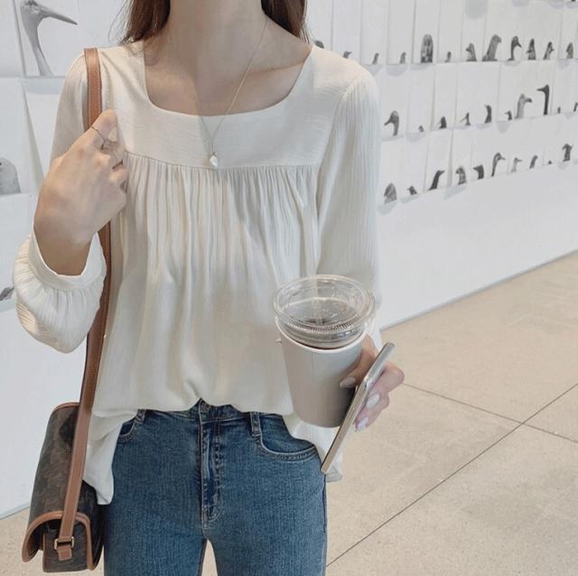 ふんわり袖 鎖骨見せ ギャザー切替え トップス ブラウス ミディアム丈 長袖 パフスリーブ ボリューム袖 襟なし スクエアネック 切り替えデザイン かわいい 大人可愛い シンプル カジュアル きれいめ 上品 おしゃれ お洒落 こなれ感 春 秋 無地 レディース 女性用 ママ 女の子