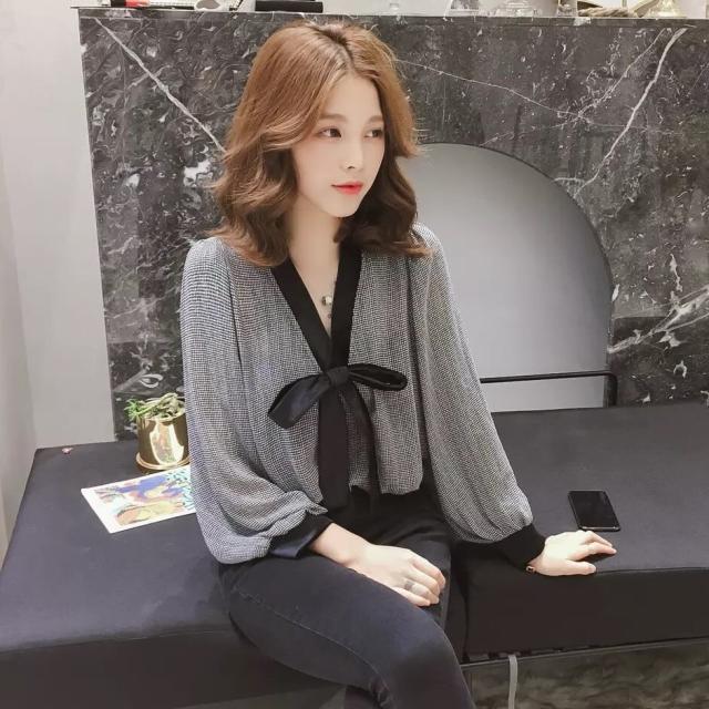 リボンポイント ハウンドトゥース柄 ふんわり袖 シアー トップス ブラウス ミディアム丈 長袖 ランタンスリーブ ボリューム袖 襟なし Vネック かわいい 大人可愛い シンプル カジュアル きれいめ 上品 おしゃれ こなれ感 エレガント 春 秋 千鳥格子柄 レディース ママ ミセス