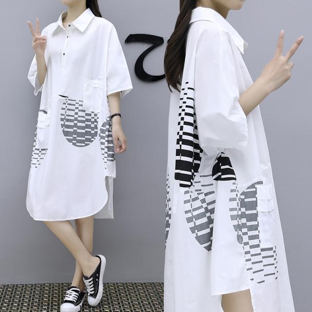 レディース トップス ロングシャツ 人気 通販 柄 プリント シャツ 個性的 5分袖 半袖 袖あり 膝丈 シャツワンピ 襟付き ポロ襟 ボタン モノトーン 綿 コットン カジュアル ゆったり ゆる ルーズ 大きめ おしゃれ 通勤 通学 学生 お出かけ 普段使い 10代 20代 夏 大きめ 白