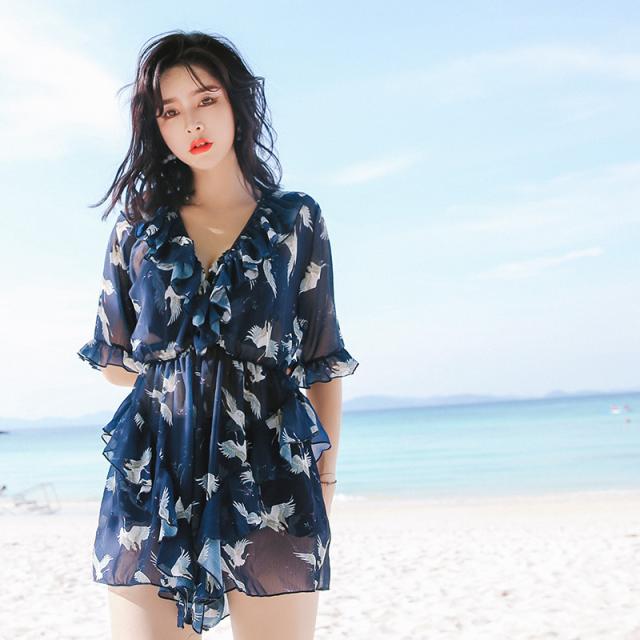 水着 ビキニ レディース 花柄 3点セット クロス デザイン ボクサー パンツ 洋服風 アンダークロス スリーピース 上下セット 体型カバー シアー 透け感 シースルー フリル フレア ホルターネック リボン結び パッド付き ワイヤー付き ハイウエスト 青 海 ビーチ プール 休日