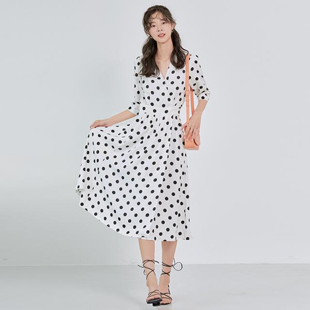 ワンピース ドレス 婦人服 プリント柄 ロング丈 シンプル カジュアル クール 20代 30代 40代 レディース 女性 オフィス OL 通勤 お出かけ デート お買い物 普段使い 大人可愛い 大人女子 こなれ感 春 夏 秋 S  M  L  白 黒