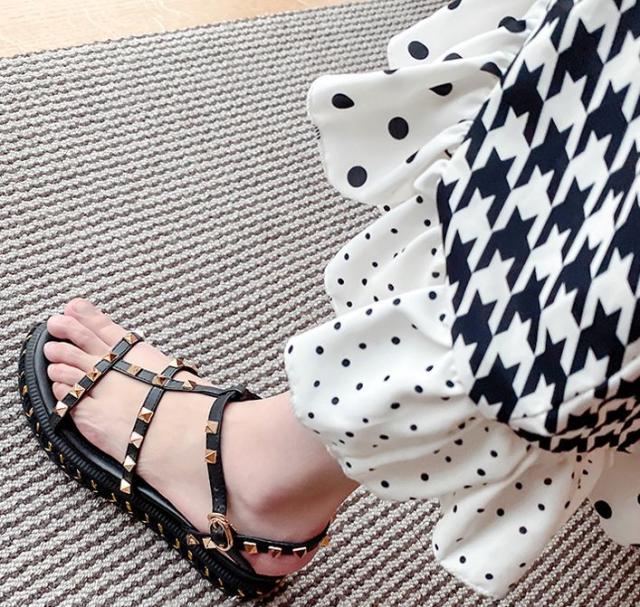 靴 サンダル スタッズサンダル お出かけ カジュアル 上品 おしゃれ 大人女子 クール かっこいい デート リゾート 女子会 パーティ 20代 30代 40代 きれい クール 美脚 夏 21.0cm 21.5cm 22.0cm 22.5cm 23.0cm 23.5cm 24.0cm 24.5cm 25.0cm 25.5cm ベージュブラック