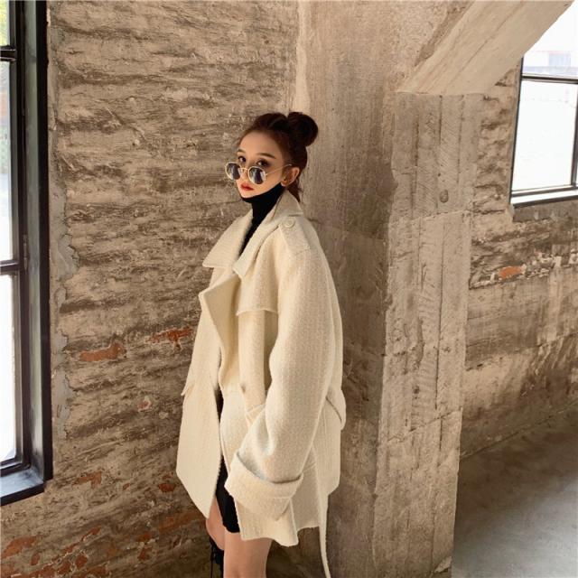 オーバーサイズ コート レディース アウター ミディアム丈 お尻 隠れる 長袖 萌袖 Vネック 襟付き 襟 大きめ ベルト ウエストマーク 前開き ウール きれいめ シンプル カジュアル お洒落 かっこいい 大人 可愛い 女子 こなれ感 オフホワイト ブラック 学生 通学 デート