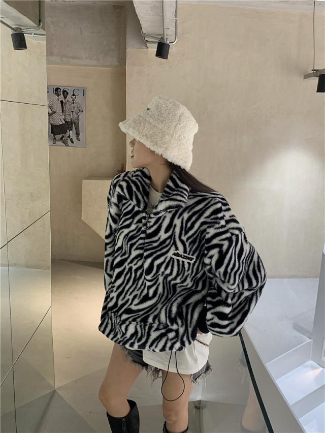 ゼブラ柄 ボア ジャケット レディース 秋 冬 アウター もこもこ ブルゾン 韓国 長袖 襟付き ファスナー 大人 可愛い シンプル カジュアル お洒落 こなれ感 かっこいい 個性的 柄 ゆったり ゆるだぼ 暖かい 学生 通学 デート お出かけ 休日 着回し 普段使い オルチャン