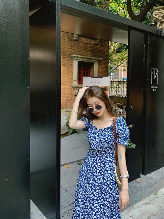 レディース サマー ワンピース  膝下 ひざ下 ミディ丈 スリット 袖あり パフ袖 パフスリーブ フレア 花柄 小花柄 ラウンドネック 背中魅せ フローラル 着痩せ 細見え ラフ きれいめ お洒落 大人 可愛い フェミニン 青 お出かけ 女子会 休日 デート 旅行 レディース サマー ワンピース 膝下 ひざ下 ミディ丈 スリット 袖あり