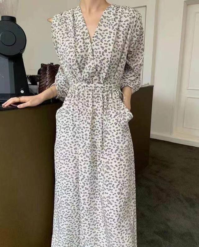 レディース ワンピース 人気 通販 おすすめ 流行り Vネック 花柄 フラワー カシュクール 腰ひも 長袖 袖あり ロング マキシ丈 ゆったり ふんわり おしゃれ 大人女子 大人 可愛い フェミニン 通勤 通学 お出かけ デート 旅行 休日 普段着 普段使い 10代 20代 学生 春 秋 白 黒