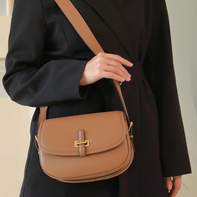 ショルダーバッグ レディース 白 黒 斜めがけ 小さめ おしゃれ かわいい 韓国 カジュアル 旅行 かっこいい 定番 ミニ ポシェット 肩がけ コンパクト きれいめ シンプル 大人 上品 こなれ 無地 オフィス OL 学生 デート お出かけ 公園デビュー 女子会 休日 リゾート 普段使い