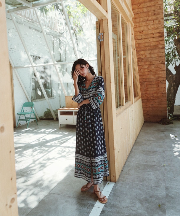 レディース ボヘミアン エスニック デザイン ワンピース フレア ロング 丈 マキシ 袖あり 長袖 Vネック ウエストマーク 前開き 大人 可愛い シンプル カジュアル  おしゃれ エスニック エキゾチック 女子 こなれ感 個性的 とろみ感 20代 30代 春 夏 普段着 通学 デート