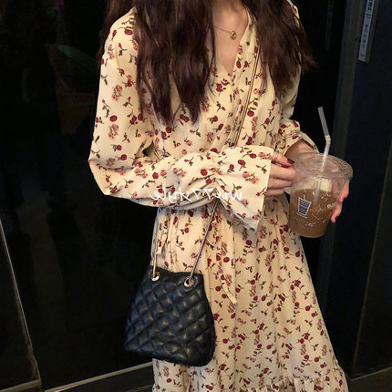 Vネック 花柄 ワンピース Aライン 裾フレア ソフトマーメイド 膝下 ミディ丈 ミモレ丈 ミディアム丈 長袖 キャンディスリーブ フラワープリント カシュクール風 ウエストリボン ウエストマーク きれいめ シンプル カジュアル 上品 清楚 大人 可愛い 普段使い お出かけ デート