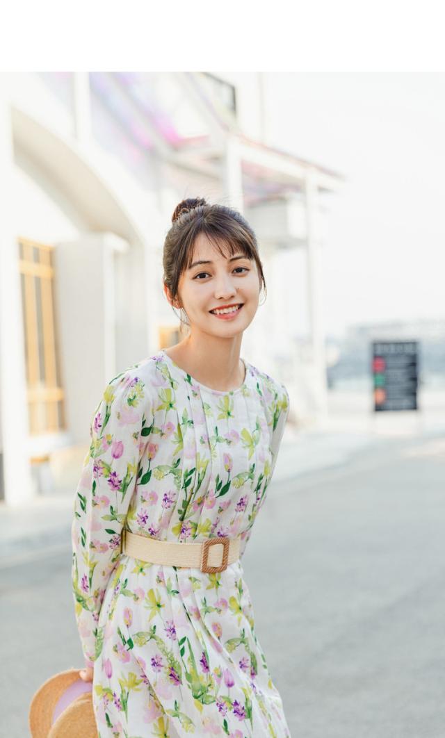 花柄 ワンピース ワンピ ミディ丈 ミモレ 膝下 ピンタック フラワープリント 水彩風 長袖 ラウンドネック ベルト付き ウエストマーク 綿 シンプル カジュアル 学生 大人 可愛い 上品 清楚 レトロ おしゃれ キュート フェミニン ガーリー ナチュラル 普段使い デート お出かけ