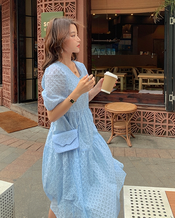 チェーンバッグワンピース ワンピース フレアワンピース 膝丈 ひざ丈 ミモレ ミモレ丈 ミディアム丈 袖あり 半袖 パフスリーブ Vネック フレア ポリエステル かわいい 大人可愛い きれいめ シンプル カジュアル 大人 おしゃれ お洒落 大人可愛い 大人女子 こなれ感 ラブリー