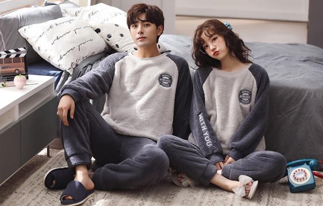 ペアパジャマ カップルパジャマ メンズ レディース 男性用 女性用 長袖 ラグランスリーブ クルーネック ラウンドネック ロゴ入り リブ袖 ボア ルームウェア ナイトウェア 部屋着 寝間着 上下セット セットアップ ツーピース 二組セット 秋 冬 お揃い おうちコーデ おうち時間