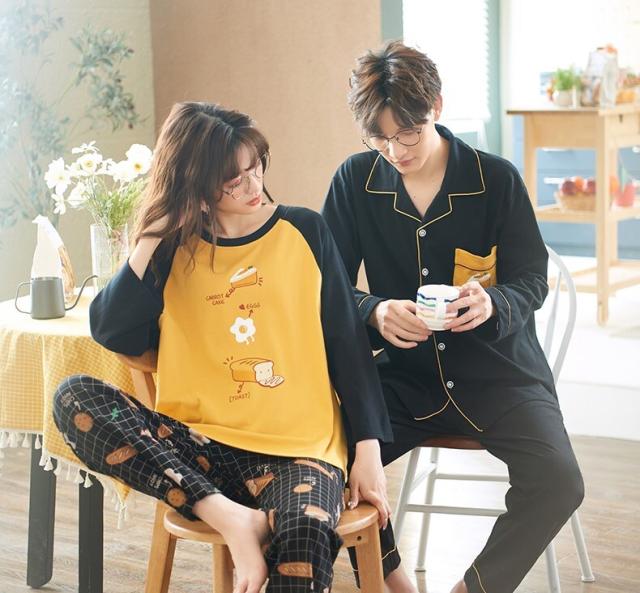 ペアパジャマ カップル メンズ レディース 上下 二組セット 男性用 女性用 長袖 ラウンドネック ラグランスリーブ Tシャツ チェック柄 ブレッド 開襟 胸ポケット パイピング ルーム ナイトウェア 部屋着 寝間着 ルーズ ゆったり 夜 お泊り デート 夫婦 可愛い キュート 春 秋