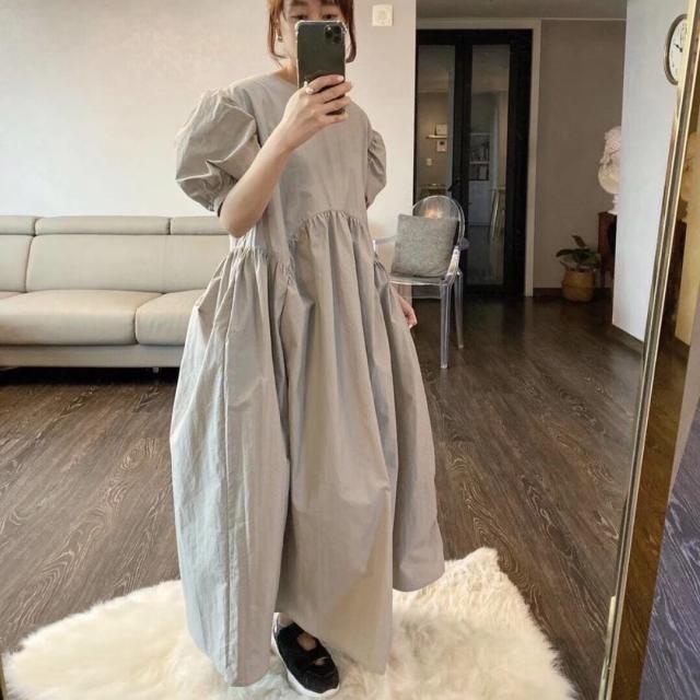 パフスリーブ ワンピドレス ワンピース 膝下 ロング ロング丈 マキシ マキシ丈 袖あり 半袖 ボリューム袖 ラウンドネック 襟なし フレア Aライン 切り替えデザイン ハイウエスト かわいい 大人可愛い シンプル カジュアル 大人 おしゃれ お洒落 大人女子 ラブリー キュート ル