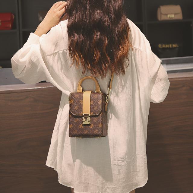 ミニ ショルダーバッグ バッグ バック カバン かばん 鞄 ハンドバッグ 2way 斜めがけ 斜め掛け 肩がけ 肩掛け 手持ち スクエア型 四角 BOX型 ポケット レザー PU かわいい 大人可愛い カジュアル 大人 おしゃれ お洒落 レトロ 大人女子 個性的 存在感 柄 アニマル柄 プリント