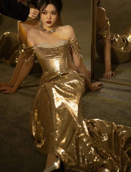 ゴールドドレス 金ドレス イブニングドレス ロングドレス カラードレス 衣装 パーティードレス 韓国 かっこいい 個性的 ベアトップドレス ステージ衣装 派手 結婚式 結婚式服装 無地 オフショルダー 春 夏 秋 冬 ロング丈  可愛い メタリック キラキラ 高級感 ゴールドドレス 金ドレス イブニングドレス ロングドレス カラードレス
