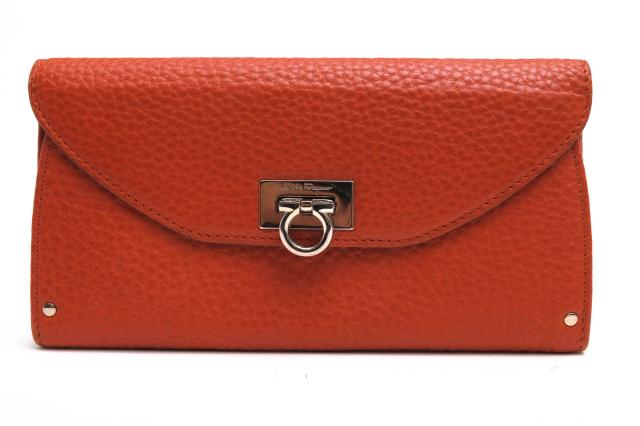 ○フェラガモ Salvatore Ferragamo 牛革 長財布 JL-22 A444 ガンチーニ金具 小銭入れあり シボ革 シュリンクレザー レディース 【  中古