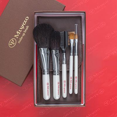 送料無料 熊野筆メイクブラシ5本セット＆携帯用化粧ポーチ[ショート軸タイプ・ホワイトパール] 癒しの熊野化粧筆 宮尾