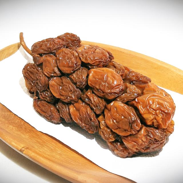 里乃や 熟成プレミアムレーズン 枝付き シャインマスカット 1房 化粧箱入り 干しぶどう 秋田県産 ドライフルーツ 乾燥果実 ブドウ