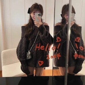 セクシー デコルテ 肩出し レディース ワンピース ニットワンピ ミニ 長袖 萌袖 オフショルダー スリム 細身 フェミニン もこもこ ふわふわ ふっくら 編み込み ケーブルニット かわいい 大人可愛い シンプル カジュアル おしゃれ こなれ感 ルーズ モード系 エレガント モダン