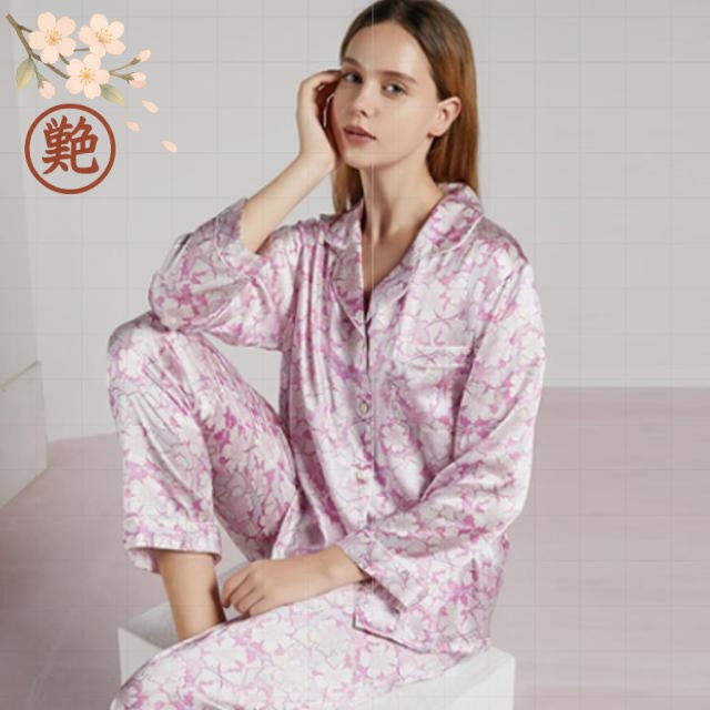上下セット レディース プレゼント 長袖 オールシーズン 潤い 絹 誕生日 敏感肌 低刺激 吸湿 かわいい セットアップ 送料無料 美肌 保湿 ナイトウェア ルームウェア シルクパジャマ パジャマ 花柄 ギフト 前開き 部屋着 長ズボン 快適 乾燥肌 無地 寝間着 光沢 シルク100%