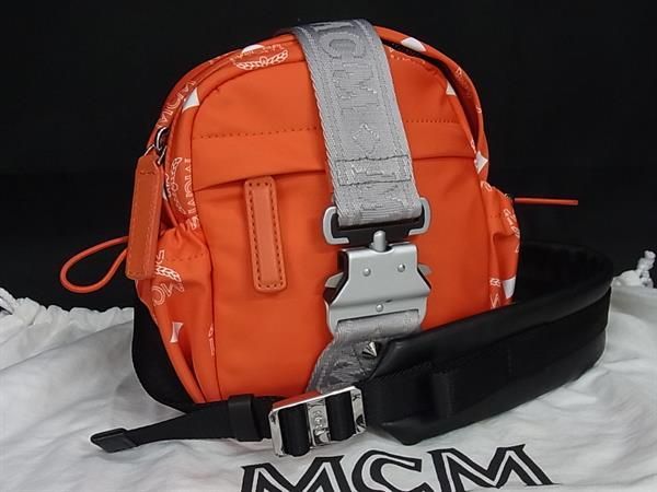■美品■ MCM エムシーエム ナイロン ショルダーバッグ クロスボディ メンズ レディース オレンジ系×シルバー系 FD5894