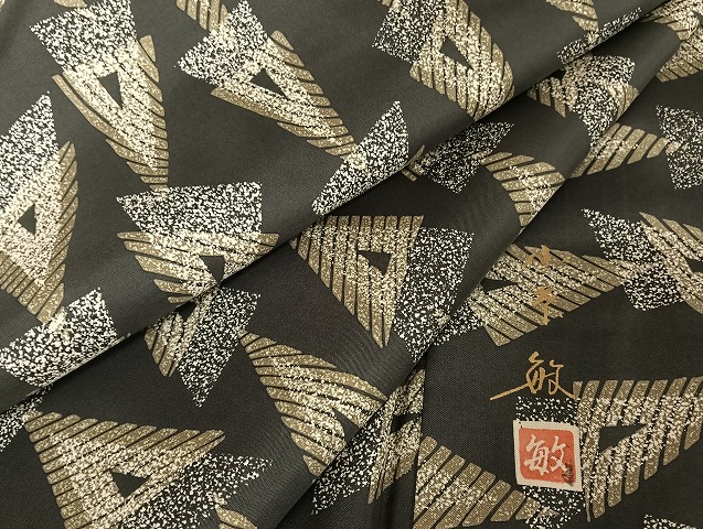 平和屋着物●創業140年　小糸染芸の四代目　小糸敏夫　本場染大島紬　三角繋ぎ　正絹　逸品　AAAU4272np