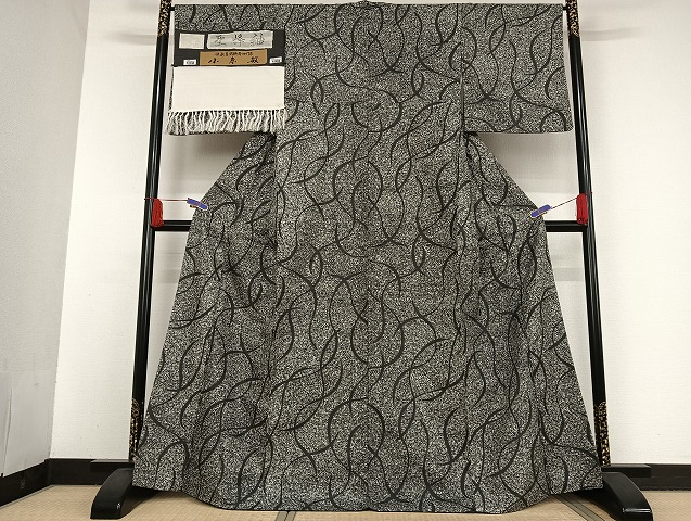 平和屋着物●創業140年　小糸染芸の四代目　小糸敏夫　聖峰紬　黒地　証紙付き　正絹　逸品　AAAU4304np