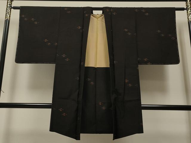 平和屋着物●国指定重要無形文化財　本場久米島紬　手織り　羽織　トゥイグワー　黒地　ロング丈　正絹　逸品　未使用　CAAT5619id