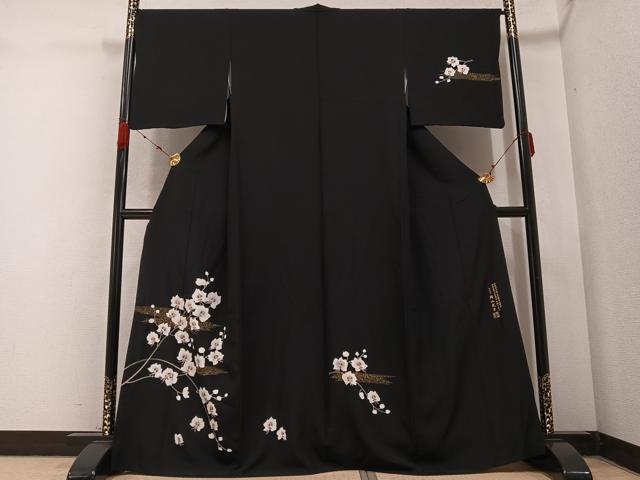 平和屋着物●史上初の女性友禅師 京都府伝統産業優秀技術者 京の名工 岡山武子 訪問着 枝花文 黒地 金彩 さが美扱い 正絹 逸品 AABB5082ph