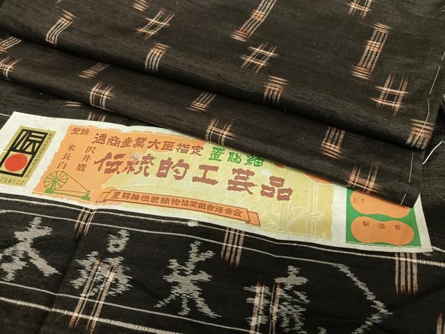 平和屋着物●本場米琉　置賜紬　井桁絣　証紙付き　正絹　逸品　AAAT0577zg