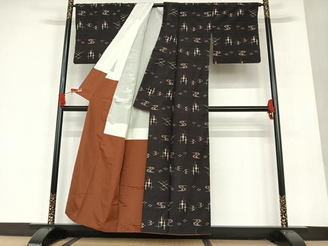 平和屋着物●上質な紬　琉球絣文様　正絹　逸品　AAAT0582zg 平和屋着物○上質な紬 琉球絣文様 正絹 逸品 AAAT0582zg