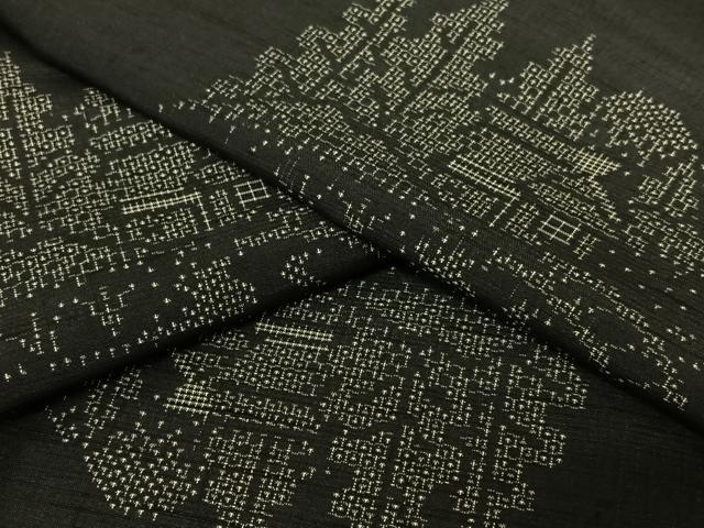 平和屋着物○結城紬 120亀甲 飛び亀甲柄 風景文 黒地 正絹 逸品 AAAU8203zg