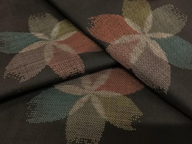 平和屋着物●本場大島紬　泥染め　9マルキ　地空　舞花文　正絹　逸品　AAAU8205zg