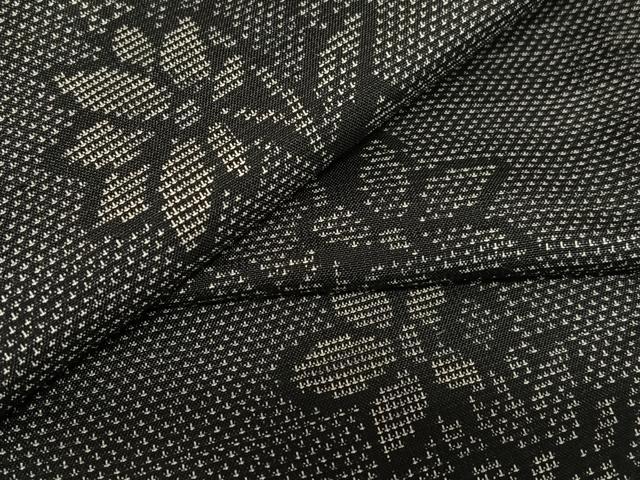 平和屋着物●本場大島紬　9マルキ　草花文　黒地　正絹　逸品　AAAU8225zg