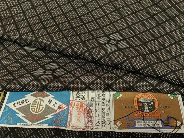 平和屋着物●本場大島紬　純泥染め　7マルキ　手織り　花菱文　証紙付き　正絹　逸品　未使用　AAAU8293zg