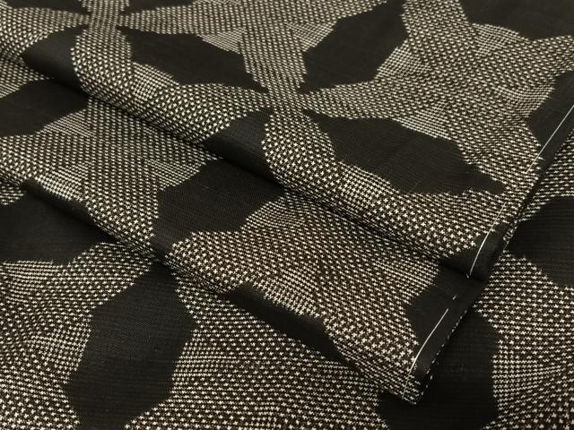 平和屋着物●本場大島紬　泥染め　7マルキ　舞花文　黒地　正絹　逸品　未使用　AAAU8339zg