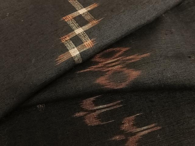 平和屋着物●国指定重要無形文化財　本場久米島紬　手織　飛鳥文　正絹　逸品　AAAV7189zg