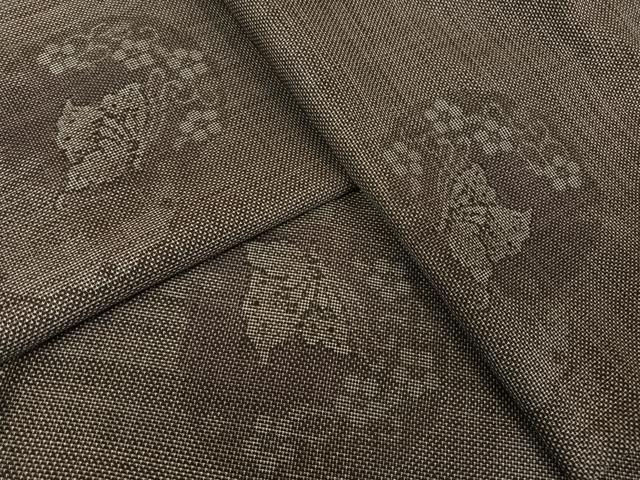 平和屋着物●本場大島紬　9マルキ　雪輪舞蝶文　正絹　逸品　AAAV9126np