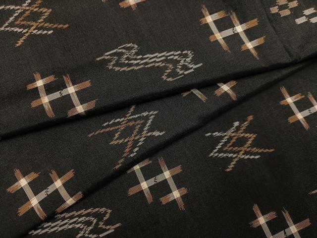 平和屋着物●本場琉球絣　紬　黒地　そごう百貨店扱い　正絹　逸品　AAAW1821ph