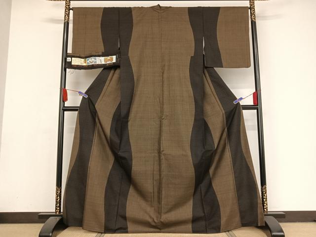 平和屋着物●本場大島紬　純泥染　手織り　カタス７マルキ　変わり縞　森山絹織物謹製　証紙付き　正絹　逸品　AAAX0347np