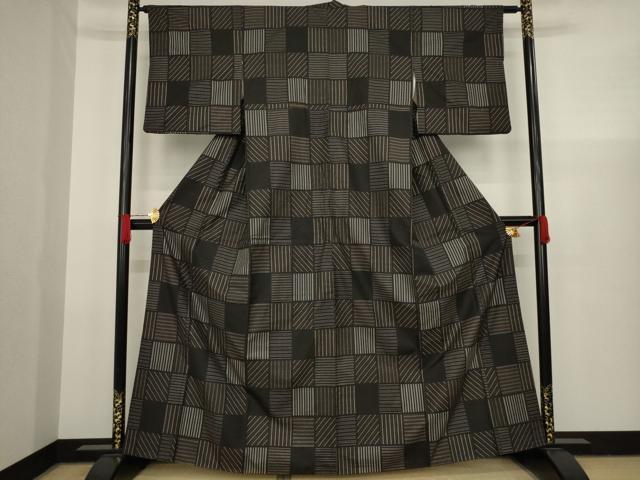 平和屋着物●本場大島紬　カタス7マルキ　市松文　黒地　正絹　逸品　AAAX6953ck