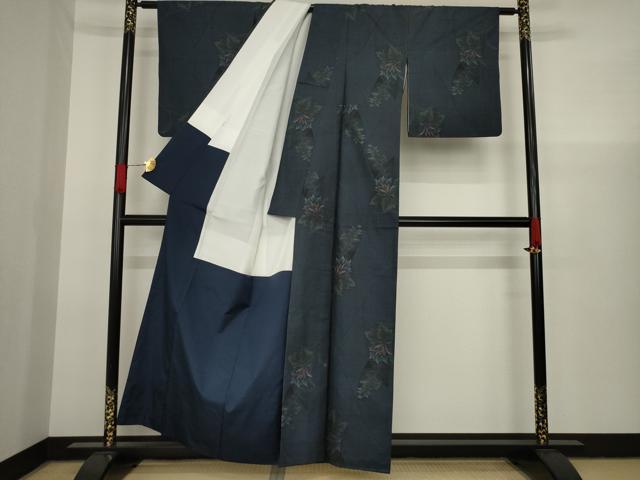 平和屋着物○本場大島紬 カタス7マルキ 草花文 黒地 正絹 逸品 AAAX6961ck