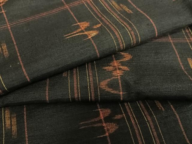 平和屋着物●国指定重要無形文化財　本場久米島紬　手織　トゥイグヮー　黒地　正絹　逸品　DAAS3118ps 平和屋着物○国指定重要無形文化財 本場久米島紬 手織 トゥイグヮー