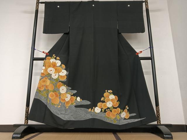 平和屋着物●豪華黒留袖　友禅　駒刺繍　立波菊文　金彩　正絹　逸品　AAAY0176zg