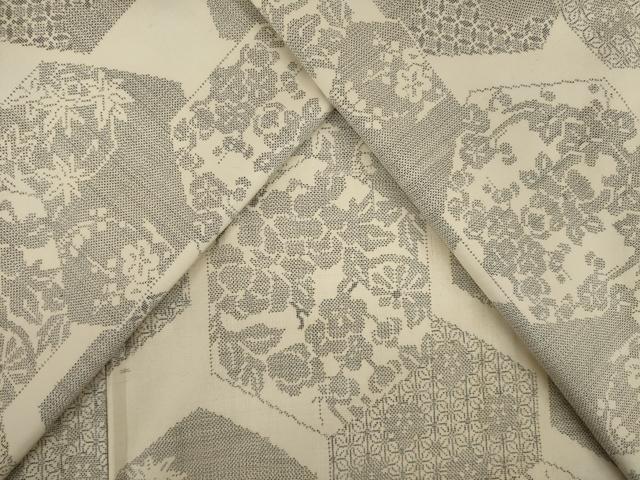 平和屋着物●本場大島紬　白大島　カタス9マルキ　亀甲花文　正絹　逸品　AAAY9775ck