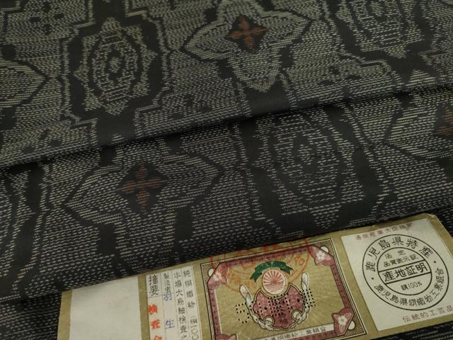 平和屋着物●本場大島紬　幾何学花文　羽生優作　証紙付き　正絹　逸品　未使用　AAAZ0648ck