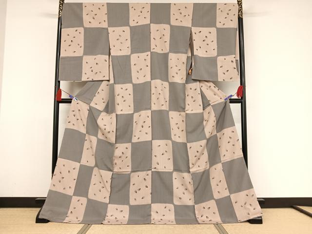 平和屋着物●上質な小紋　市松絞り　桜吹雪　紬ちりめん　仮絵羽　正絹　逸品　未使用　AAAZ3012np